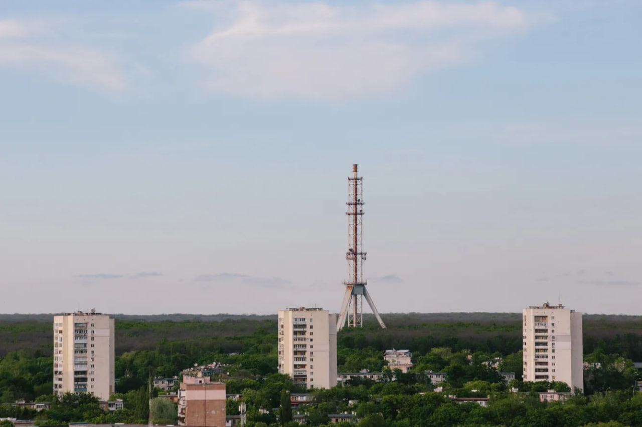 Xarkivda qoq ikkiga bo‘lingan teleminora va frontdagi azovchilar. Urush ...