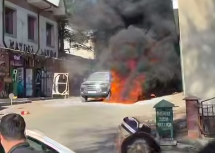 Namanganda JAC pikapi yonib ketdi