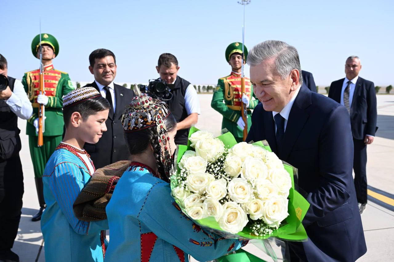 Shavkat Mirziyoyevning Turkmanistonga amaliy tashrifi boshlandi