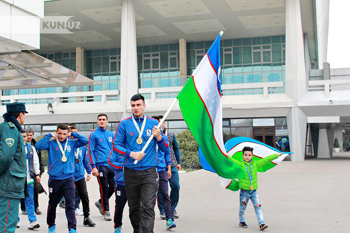 Foto: Hindistonda tengsiz bo‘lgan bokschilar Toshkentga qaytdi