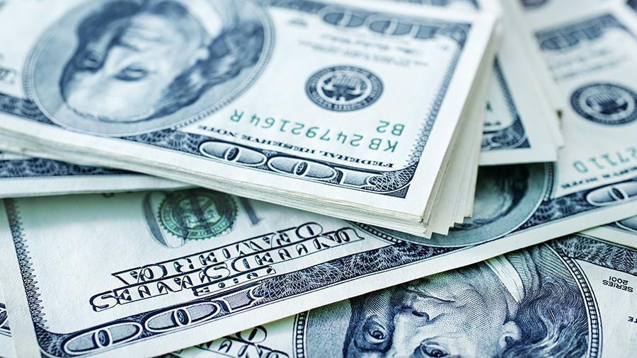 Dollarning rasmiy kursi qariyb 8300 so‘mga yetdi