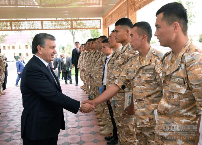 Shavkat Mirziyoyev Andijondagi harbiy qismga tashrif buyurdi