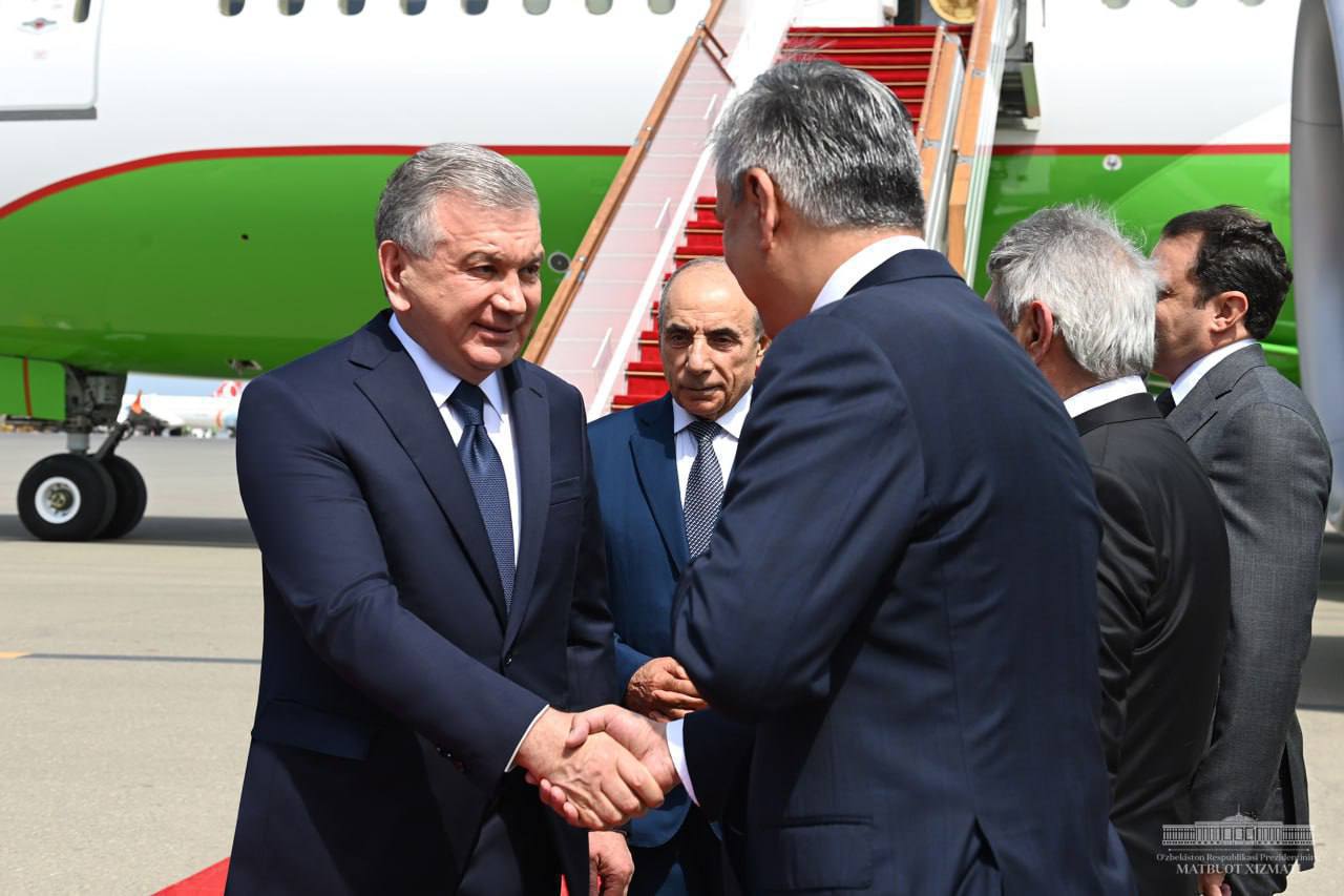 Shavkat Mirziyoyev Bokuga yetib bordi