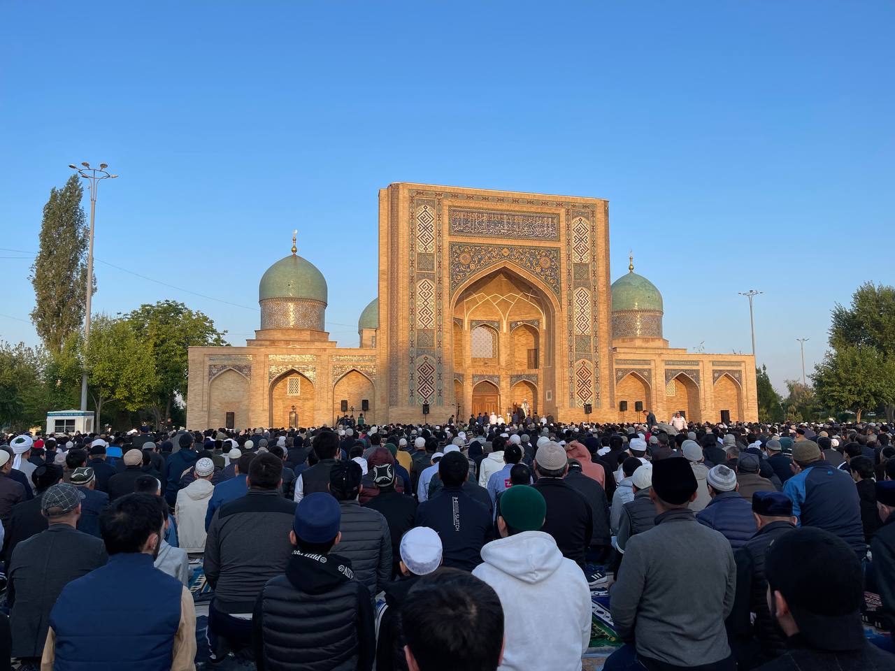 Fotojamlanma: O‘zbekiston masjidlarida Ramazon hayiti shukuhi