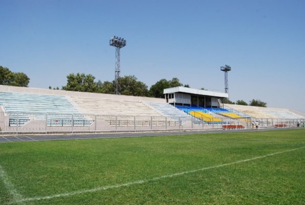 Bekobodda yangi futbol stadioni qurib bitkazildi