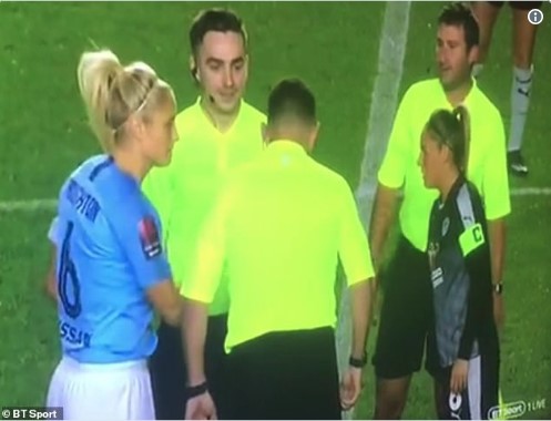 Ingliz hakamlari “Tosh, qaychi, qog‘oz” uchun jazolangan hamkasbini antiqa tarzda qo‘llab ...